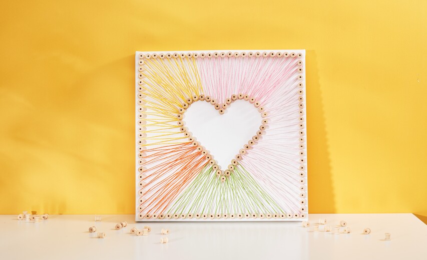 Tableau cœur en fil tendu ou «string art» - VBS Hobby